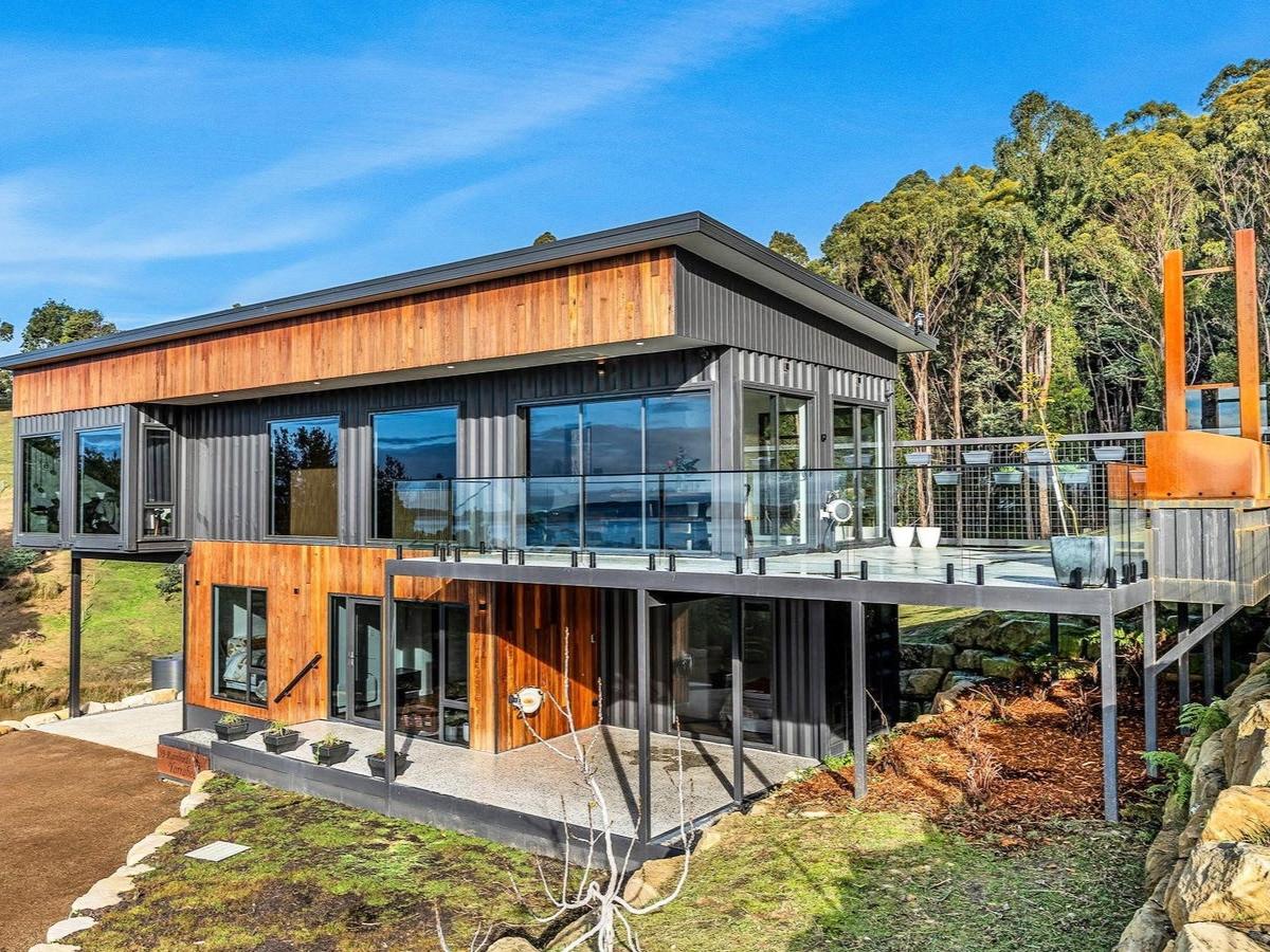 Yarrabee: A Stunning 150 m² Shipping Container Home in Tasmania – HCD™ Hybrid Cargotecture